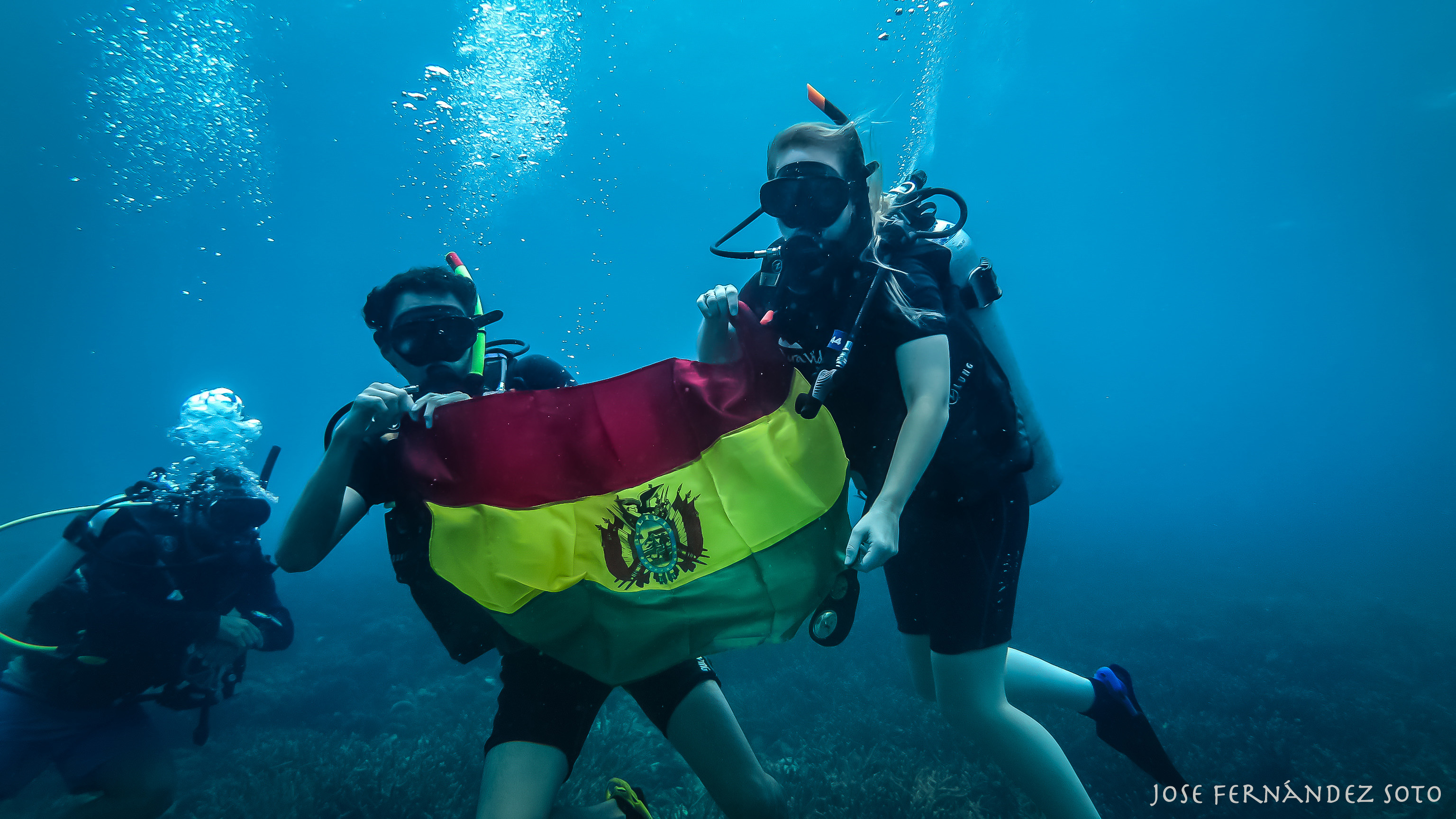 Viajeros bolivianos ondean la bandera bajo el mar - Periodismo de medio ...