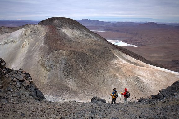 Uturunku, un inmenso lago de magma hierve en sus profundidades ...