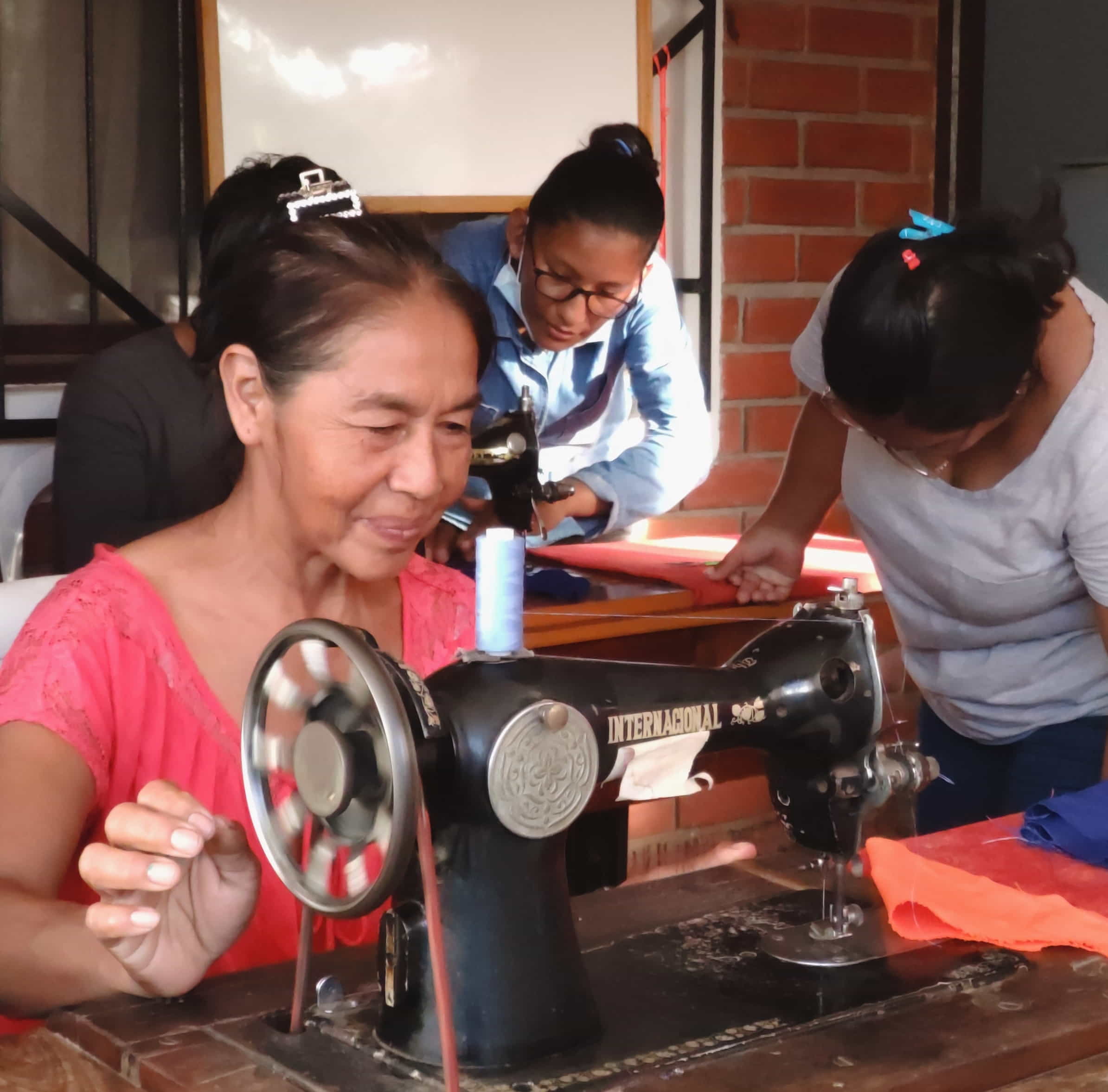 Recolectoras de Santa Cruz aprenderán confección con ropa reciclada y ...